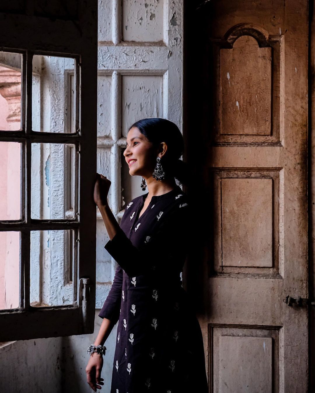 Juhi Rustagi: 'വസ്ത്രവും കാമുകന്റെ സമ്മാനം'; ഡോ.റോവിന്റെ ക്ലിക്കിൽ അതീവ ...