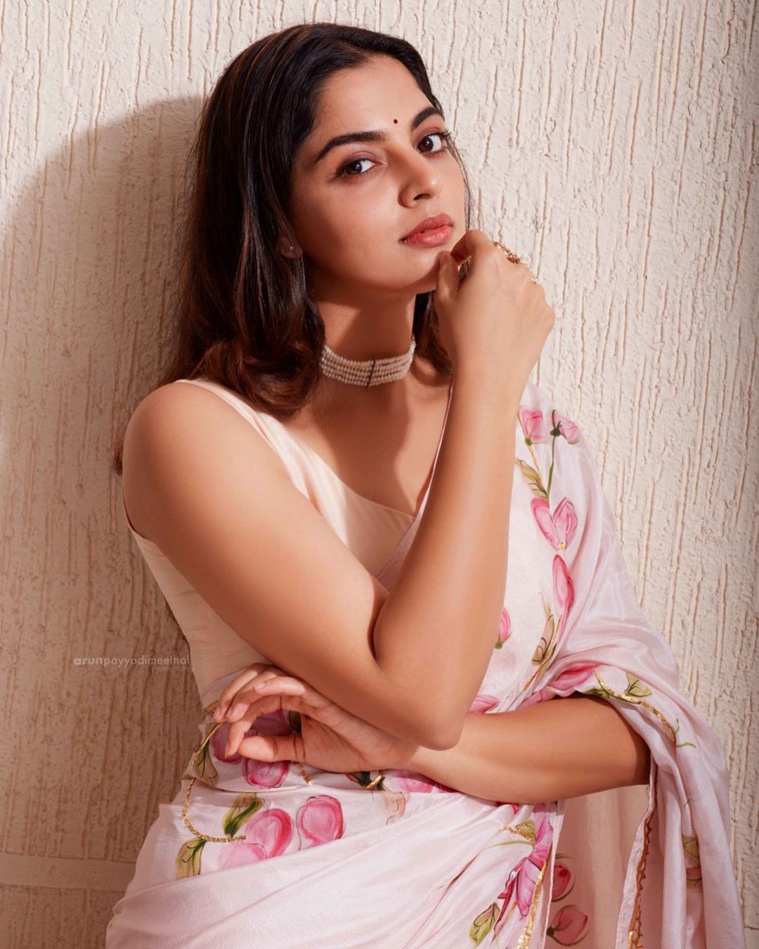 Nikhila Vimal: 'റോസാപ്പൂവ് പോലെ സുന്ദരം...'; പ്രിന്റഡ് സാരിയിൽ അതീവ സുന്ദരിയായി നിഖില വിമ ...