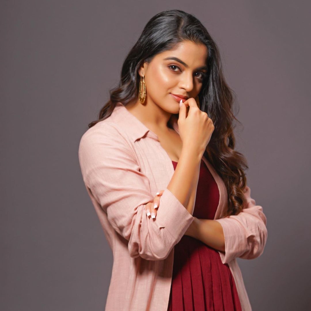 Nikhila Vimal: സിവപ്പ് റാണി... സൂപ്പർ സ്റ്റൈലിഷ് ലുക്കിൽ നിഖില വിമൽ, സോഷ്യൽ മീഡിയയിൽ തരംഗമായി ...