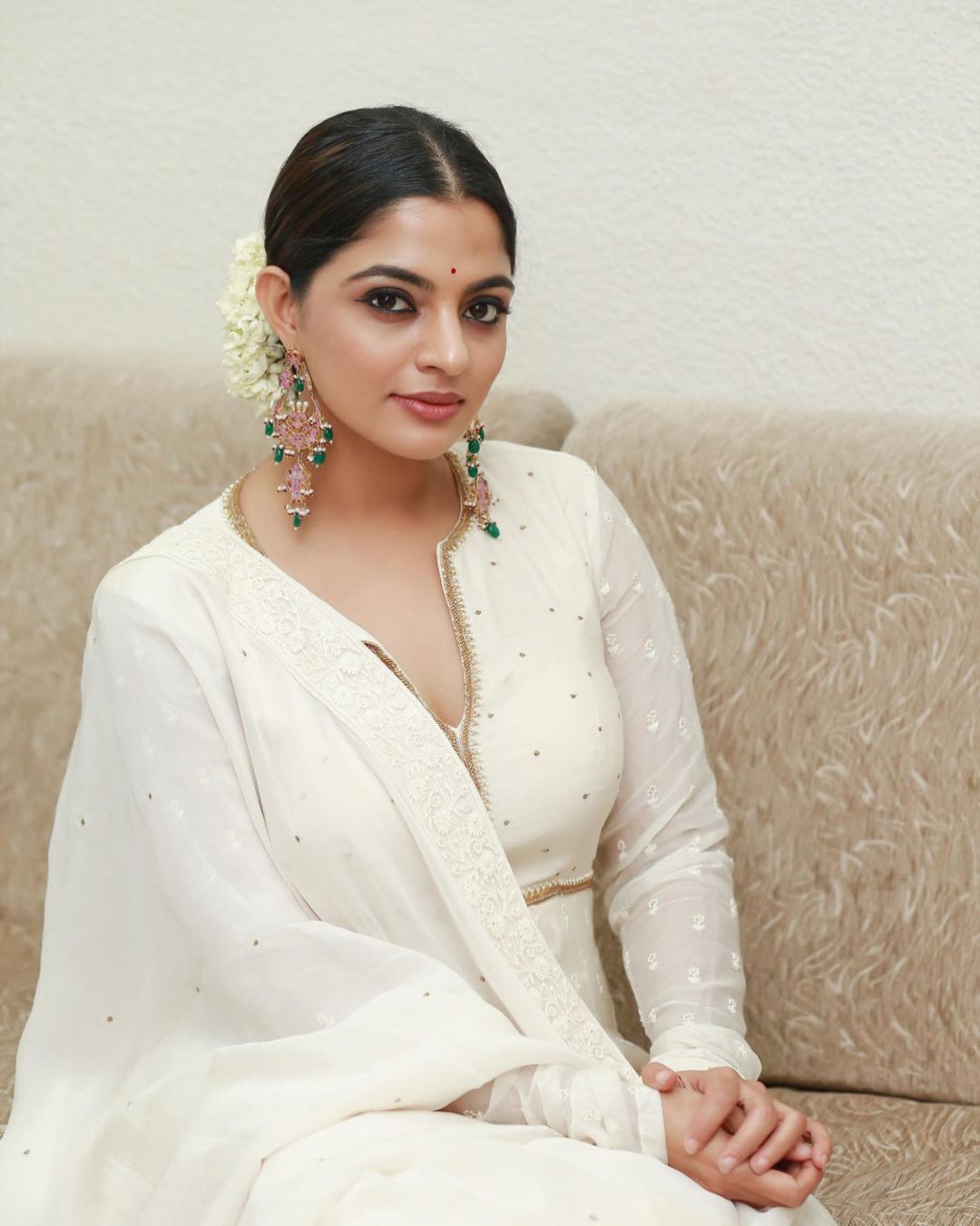 Nikhila Vimal: സിവപ്പ് റാണി... സൂപ്പർ സ്റ്റൈലിഷ് ലുക്കിൽ നിഖില വിമ ...