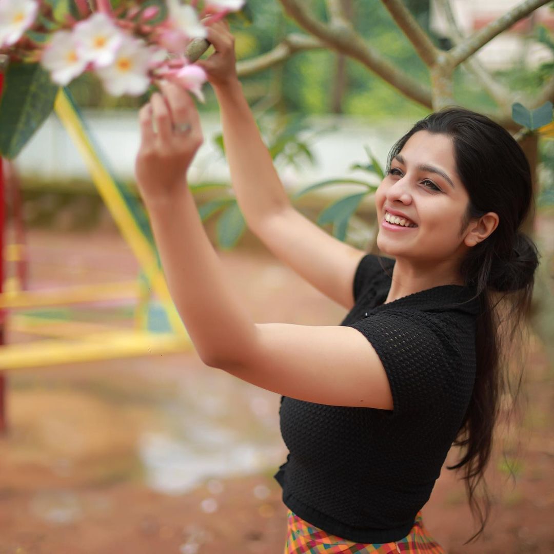 Niranjana Anoop: ഇനി കുറച്ച് ചിരിയാവാം... റെയിൽവേ ട്രാക്കിൽ ചിരിച്ചു കളിച്ച് നിരഞ്ജന അനൂപ് ...