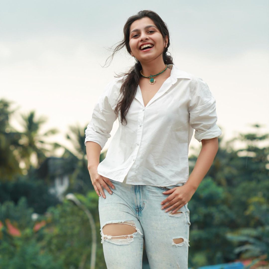 Niranjana Anoop: ഇനി കുറച്ച് ചിരിയാവാം... റെയിൽവേ ട്രാക്കിൽ ചിരിച്ചു ...