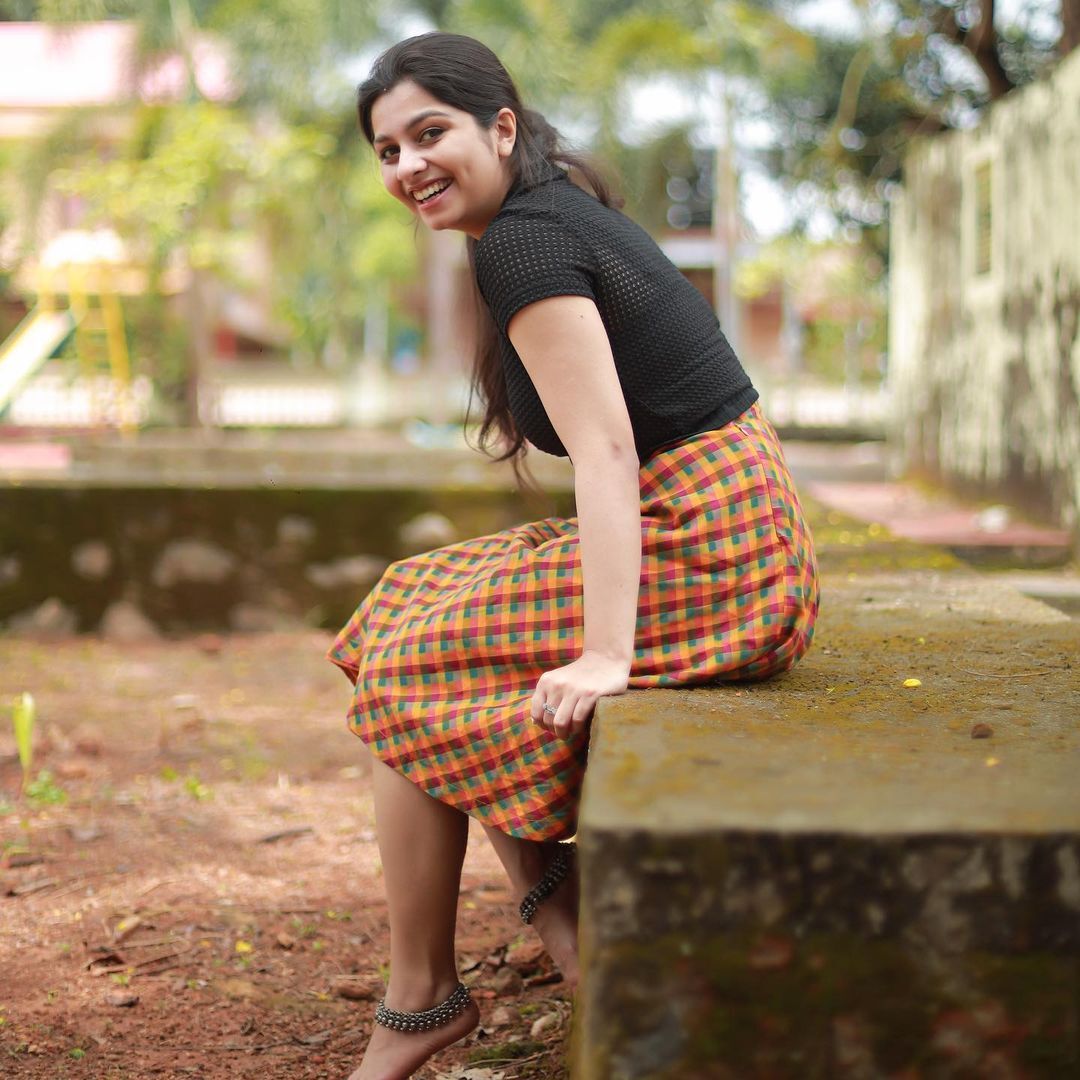 Niranjana Anoop: ഇനി കുറച്ച് ചിരിയാവാം... റെയിൽവേ ട്രാക്കിൽ ചിരിച്ചു ...