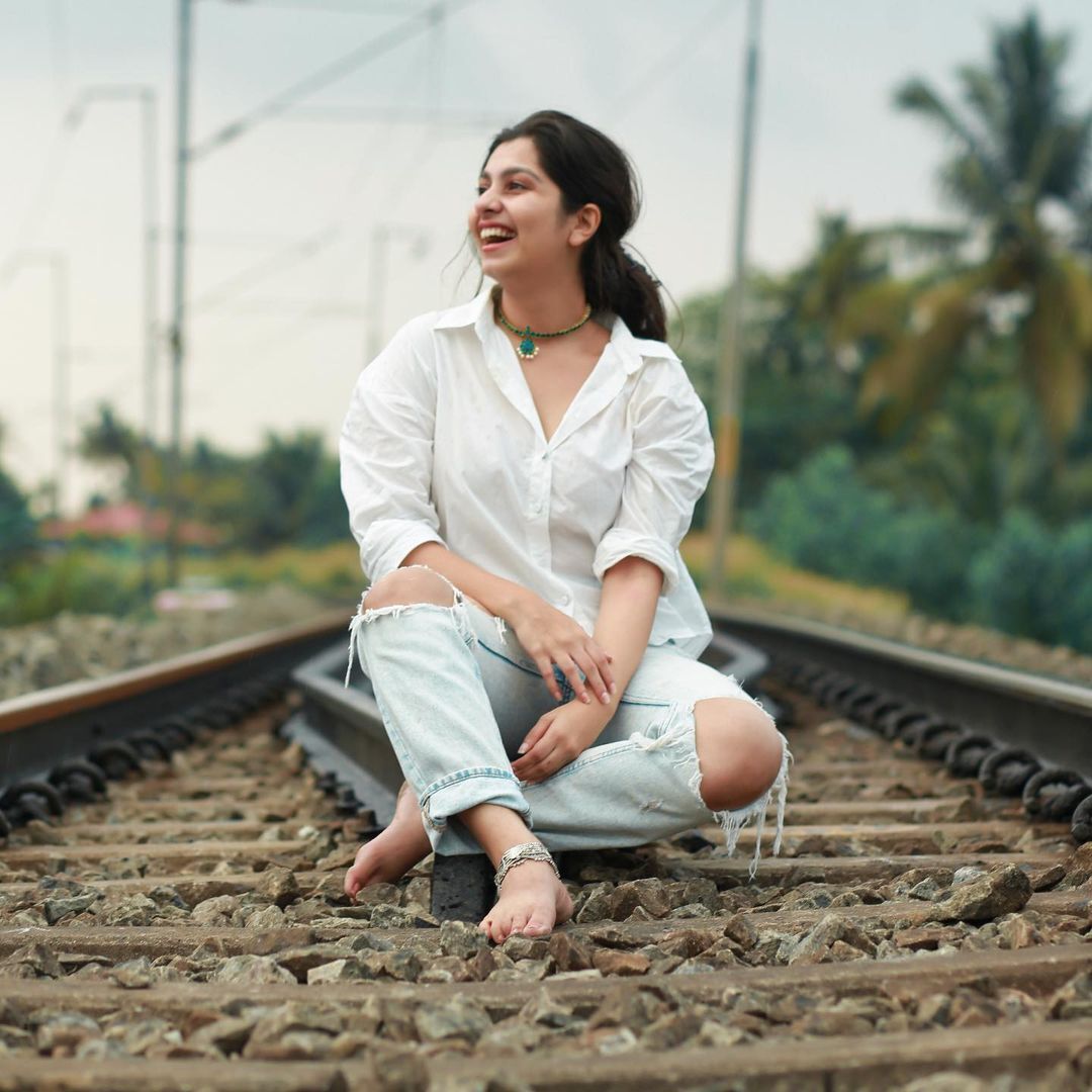 Niranjana Anoop: ഇനി കുറച്ച് ചിരിയാവാം... റെയിൽവേ ട്രാക്കിൽ ചിരിച്ചു കളിച്ച് നിരഞ്ജന അനൂപ് ...