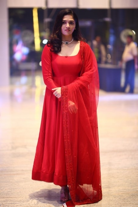 Actress Sunaina Raises Heat With Her Latest Photoshoot In Red Outfit ...