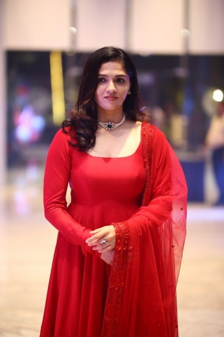 Actress Sunaina Raises Heat With Her Latest Photoshoot In Red Outfit ...