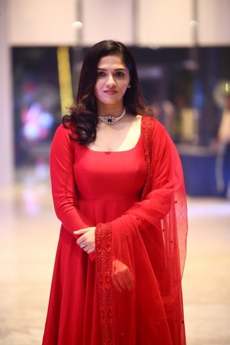 Actress Sunaina Raises Heat With Her Latest Photoshoot In Red Outfit ...