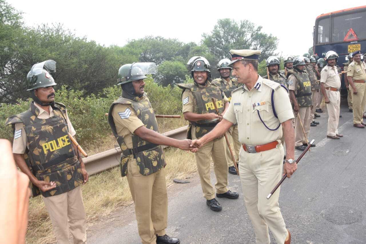 ಕರ್ನಾಟಕ-ಮಹಾರಾಷ್ಟ್ರ ಗಡಿ ಚೆಕ್‌ಪೋಸ್ಟ್‌ಗೆ ಅಲೋಕ್ ಕುಮಾರ್ ಭೇಟಿ | ADGP Alok ...