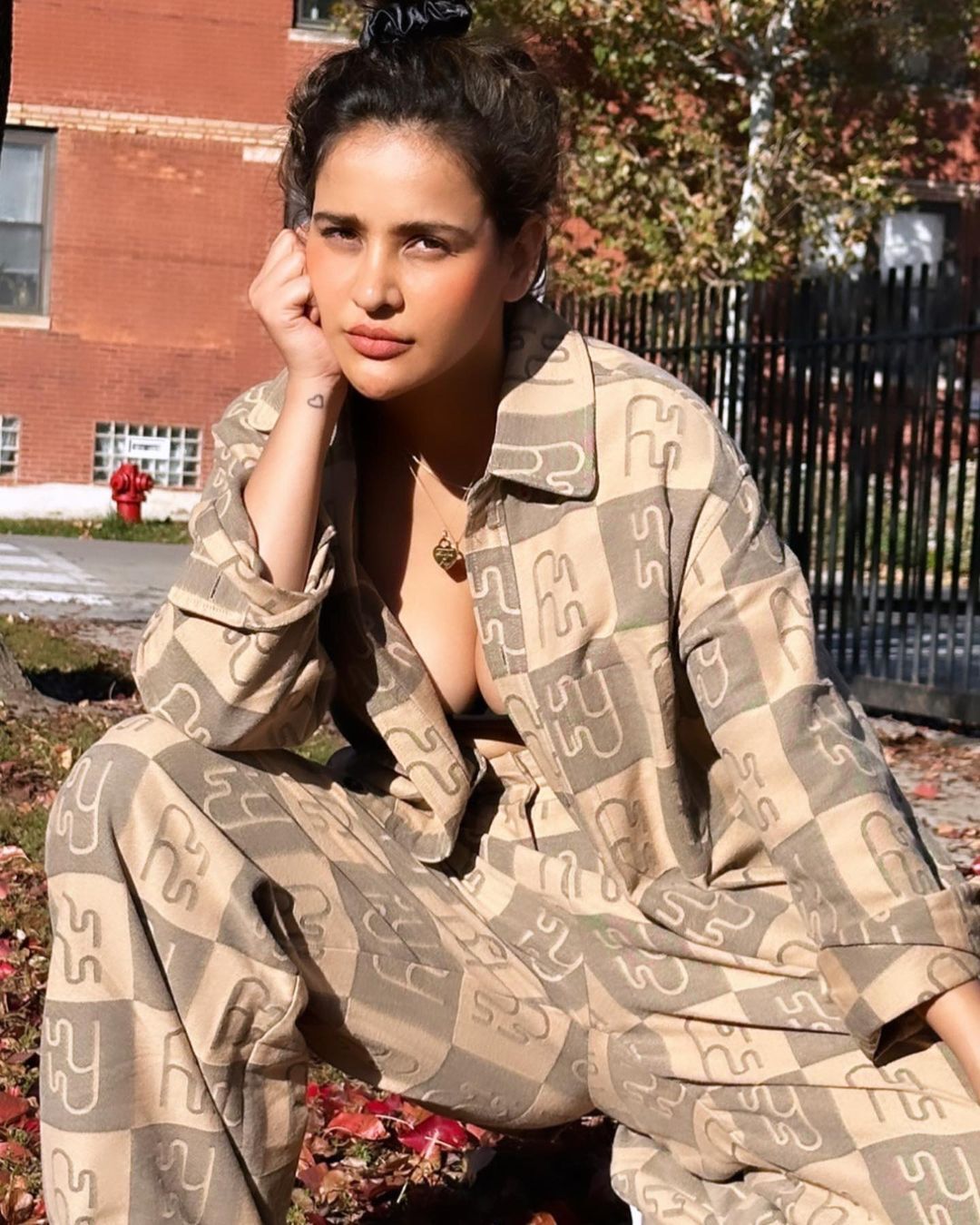 Aisha Sharma Pics: कोट की बटन खोलकर ब्रा में आयशा शर्मा ने बिखेरा जलवा ...
