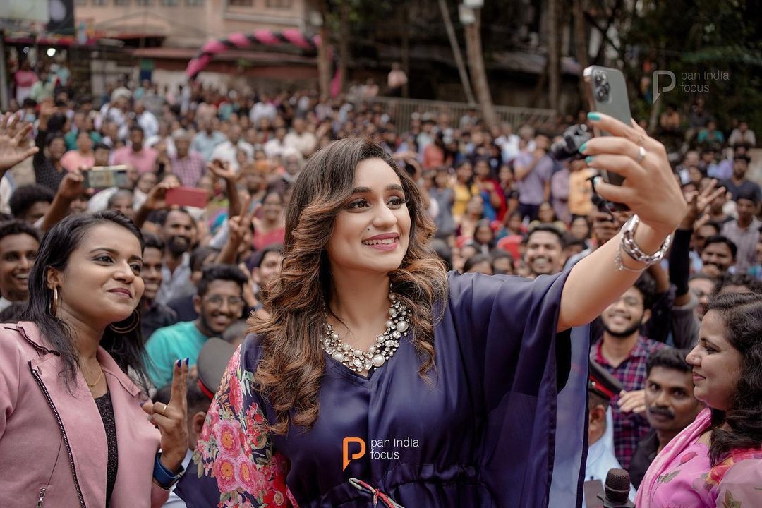 Lakshmi Nakshathra: കോഴിക്കോടിന്റെ സ്നേഹം ഏറ്റുവാങ്ങി ലക്ഷ്മി നക്ഷത്ര; സ്റ്റൈലൻ ലുക്കിൽ ആരാധക ...