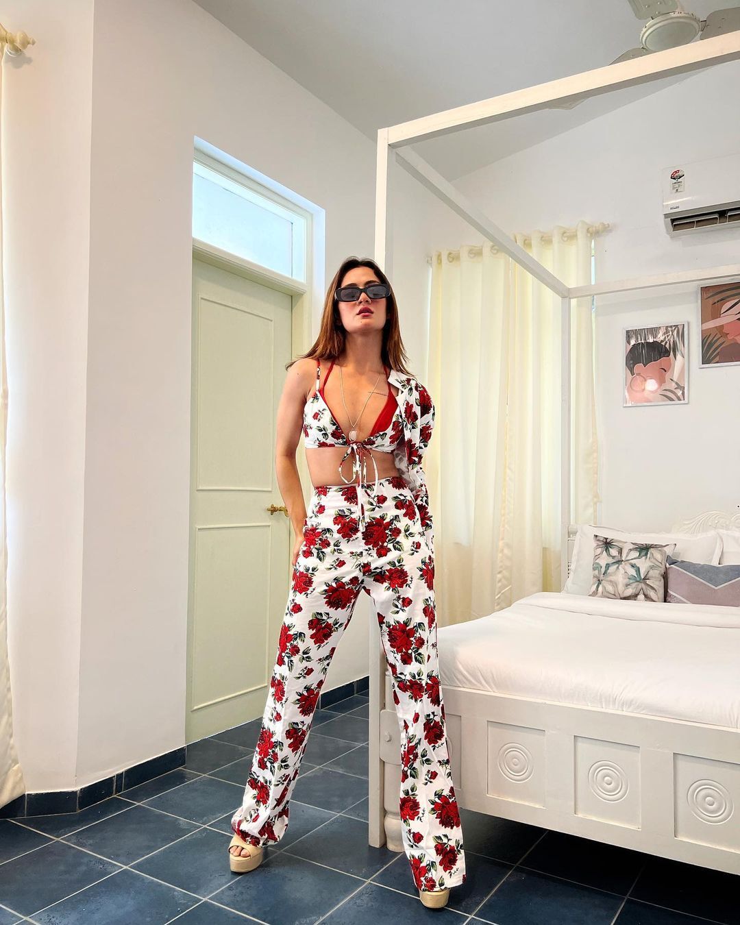 Aradhana Sharma Photos: एक्ट्रेस आराधना शर्मा ने उतार दी अपनी जैकेट ...