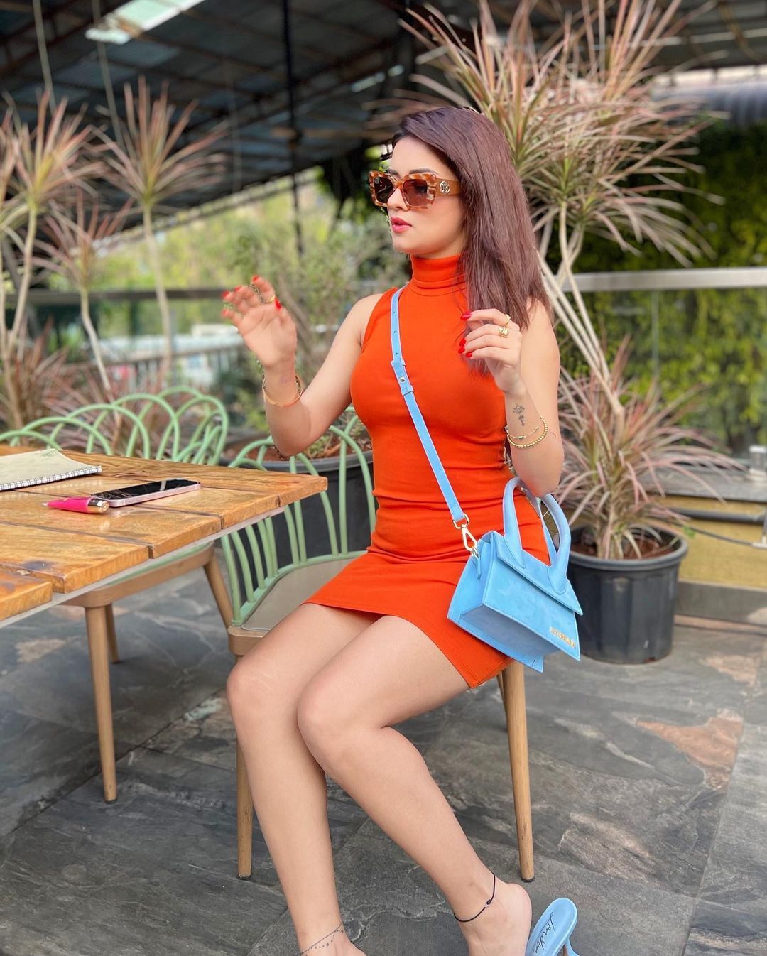 Avneet Kaur Photos: ऑरेंज कलर के आउटफिट में अवनीत कौर ने दिए सिजलिंग ...