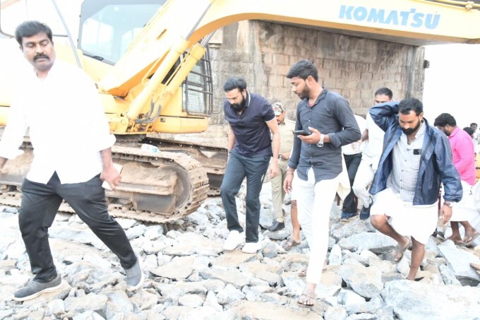 ವೇದಾವತಿ ನದಿ ದಡದಲ್ಲಿ ಮೊಕ್ಕಾಂ ಹೂಡಿದ ಶ್ರೀರಾಮುಲು | B Sriramulu Overnight ...