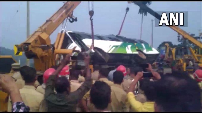 Bus carrying AP Sabarimala pilgrims met with accident in Kerala - Oneindia