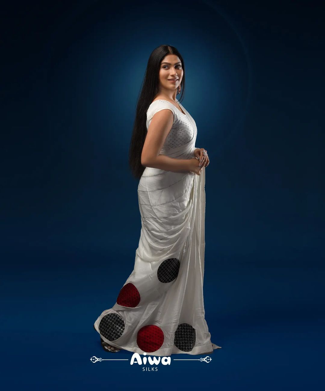 Swasika: ഇനി അല്പം ബോൾഡാവാം... കളർഫുൾ മേക്കോവറിൽ ആരാധകരെ ഞെട്ടിച്ച് ...