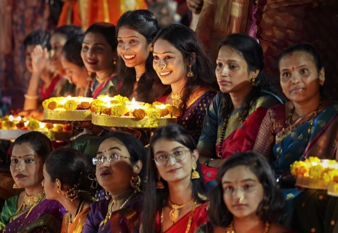 Devotees Celebrates Dev Deepawali Across India - Oneindia