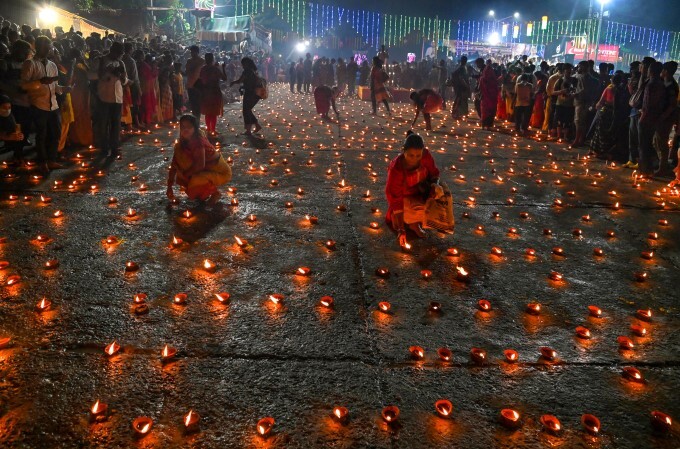 Devotees Celebrates Dev Deepawali Across India - Oneindia