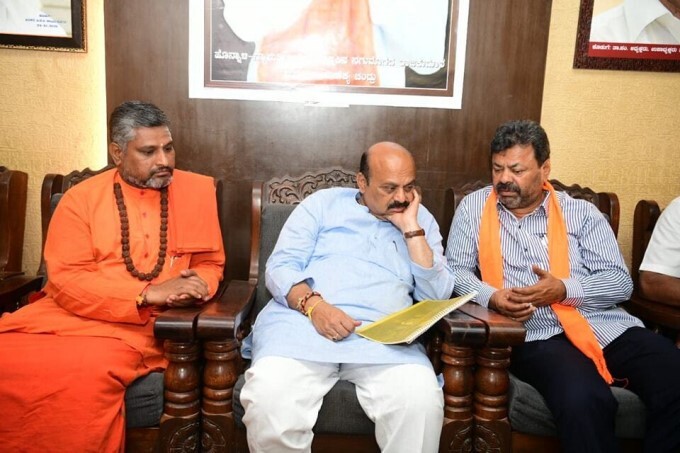 CM Basavaraja Bommai visits MLA Renukacharya's residence - Oneindia