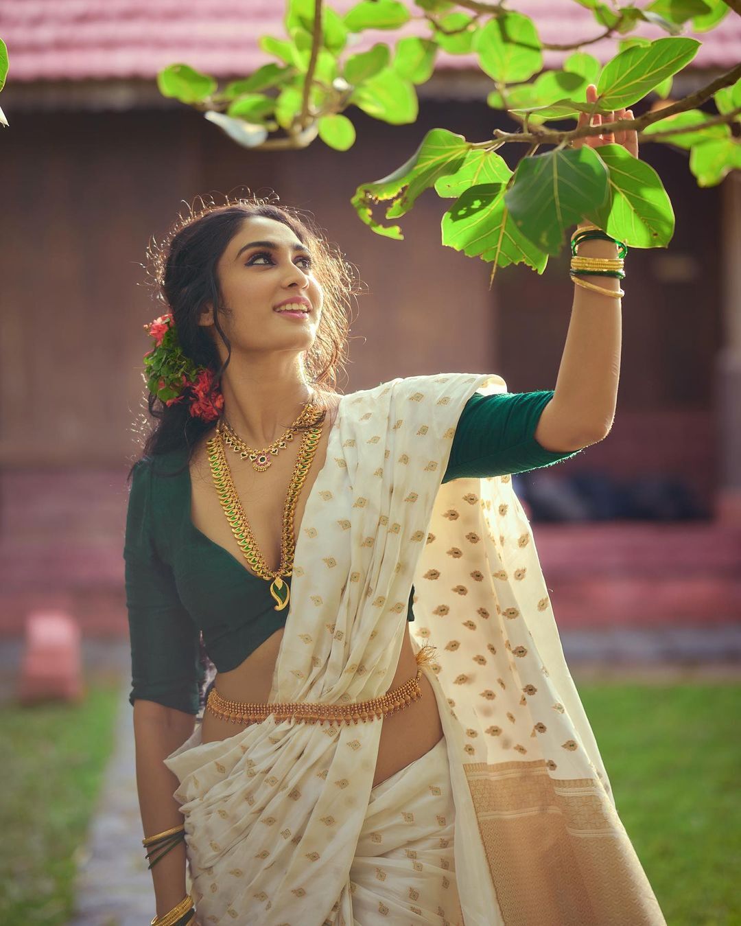 Deepti Sati: ഗ്ലാമറസ് ഏഞ്ചൽ... സൂപ്പർ ലുക്കിൽ ആരാധകരെ ഞെട്ടിച്ച് ദീപ്തി ...