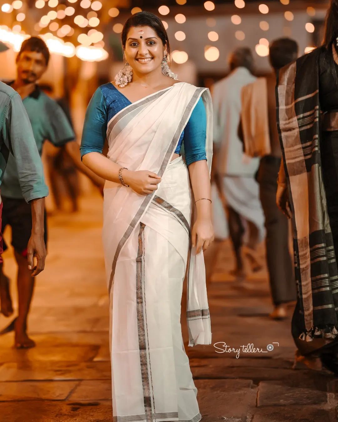 Sarayu Mohan: സാരി, തലയിൽ പൂവ്, പിന്നെ നുണക്കുഴി ചിരി... ആഹാ! കലക്ക ...