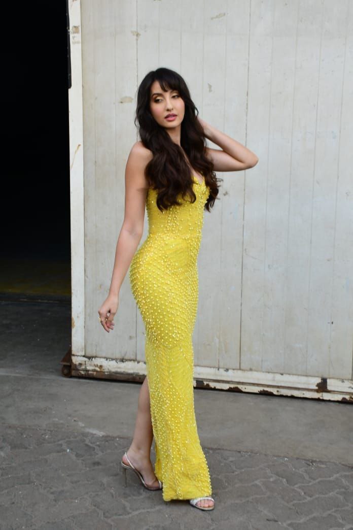Nora Fatehi Photos: येलो थाई हाई स्लिट ड्रेस में नोरा फतेही दिखीं कमसिन ...