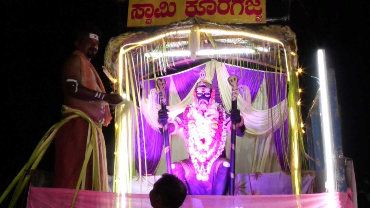 ಕಾರವಾರದ ದಿಂಡಿ ಉತ್ಸವದಲ್ಲಿ ಗಮನ ಸೆಳೆದ 'ಕಾಂತಾರ'ದ ಪಂಜುರ್ಲಿ ದೈವ | Panjurli ...
