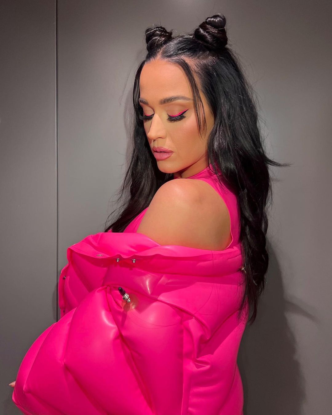 Photos: पॉप स्टार Katy Perry ने पिंक ड्रेस के साथ पहनी पफर जैकेट ...
