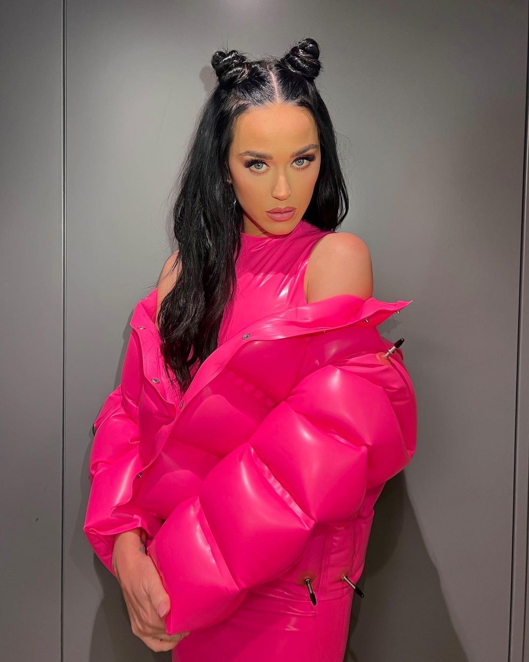Photos: पॉप स्टार Katy Perry ने पिंक ड्रेस के साथ पहनी पफर जैकेट ...