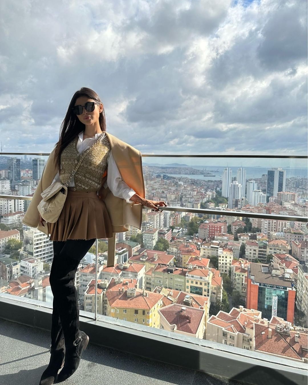 Photos: मिनी स्कर्ट में मौनी रॉय ने दिखाया सिजलिंग लुक, तस्वीरों देख ...