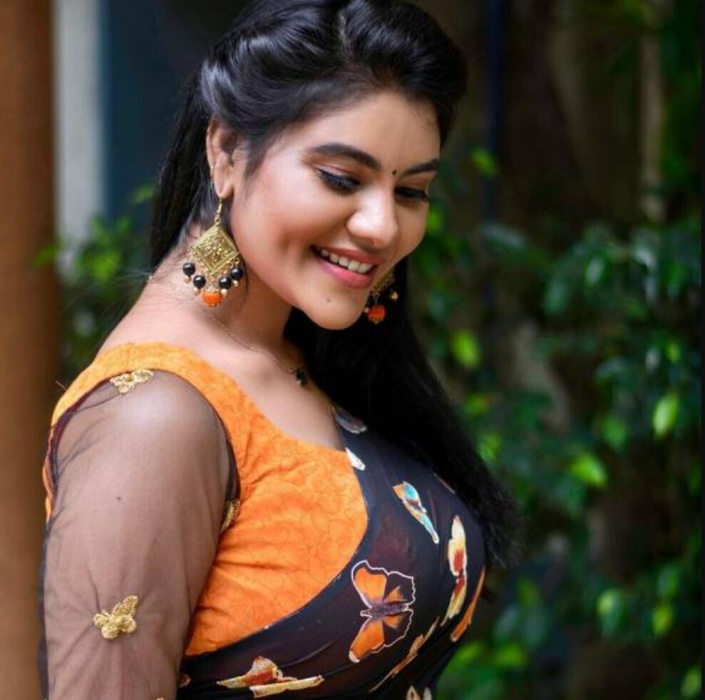 PHOTOS : அப்பப்பா.. சைடு போஸில் ஆளை கொள்ளும் அழகு.. சீரியல் நடிகை ...