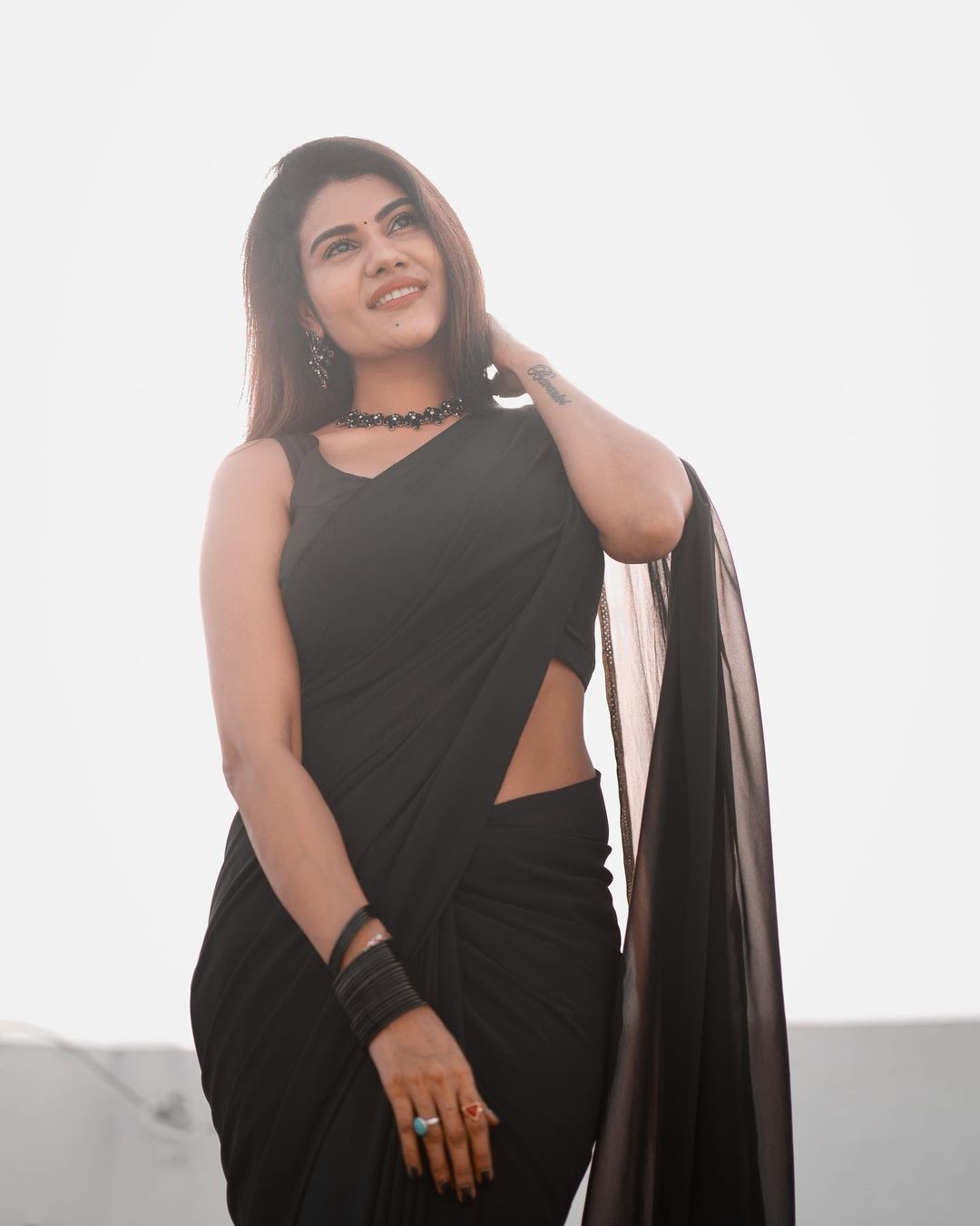 PHOTOS : அப்பப்பா.. சைடு போஸில் ஆளை கொள்ளும் அழகு.. சீரியல் நடிகை ...