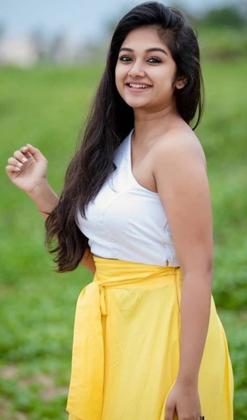 PHOTOS : யப்பா.. சைடு போஸில் ரசிகர்களை திணறடிக்கும் சீரியல் நடிகை ...