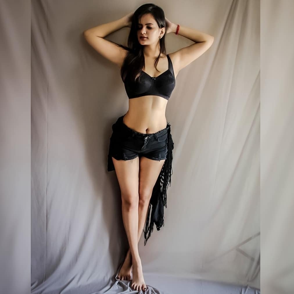 PHOTOS : புடவையில் அப்படியொரு அழகு.. சொக்கவைக்கும் அர்ஷி பாரதி..கலக்கலான லேட்டஸ்ட் க்ளிக்ஸ் இதோ ...