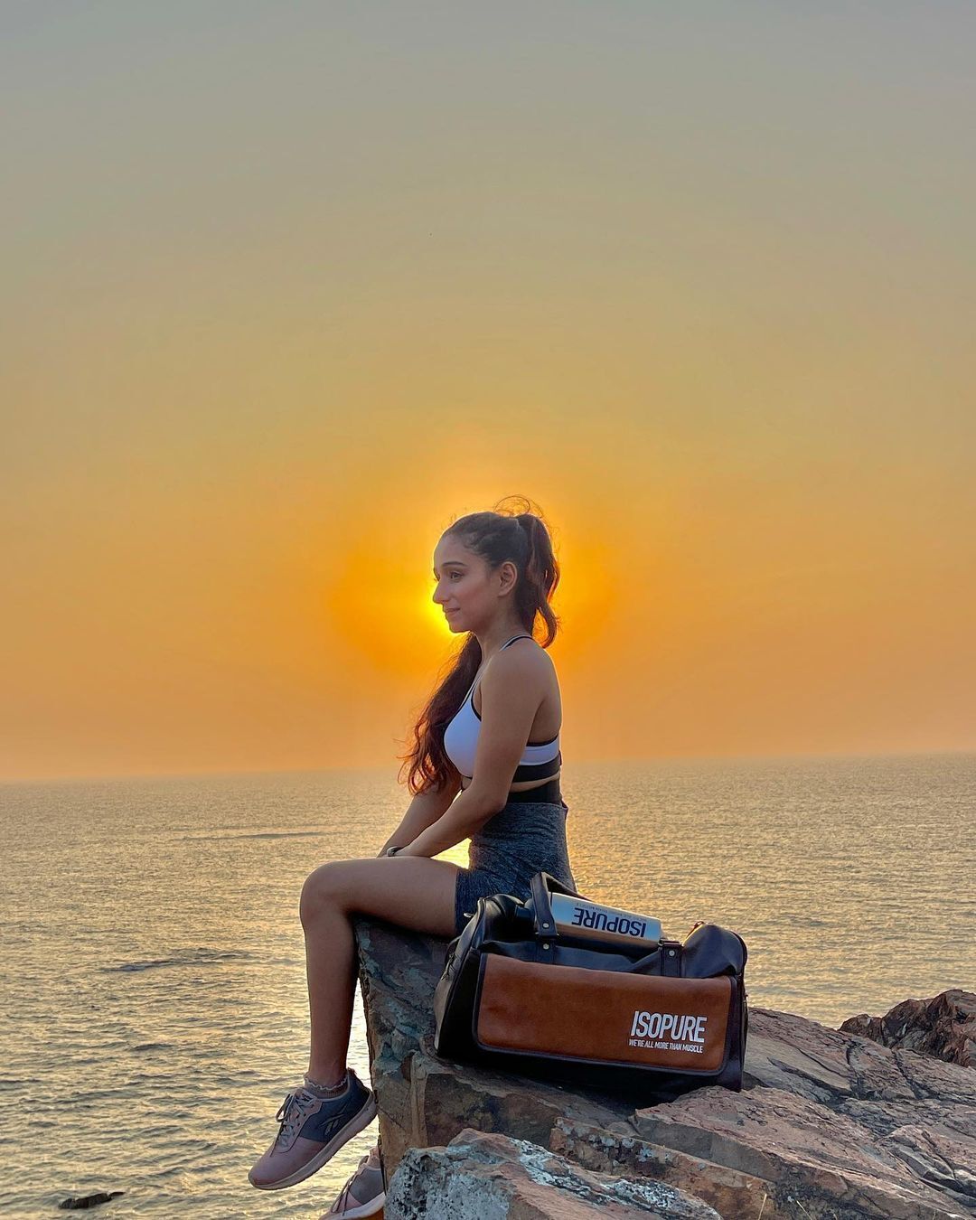 PHOTOS : நீச்சல் குளத்தில் ஆனந்த குளியல் போடும் சிம்ரன் கவுர் ...