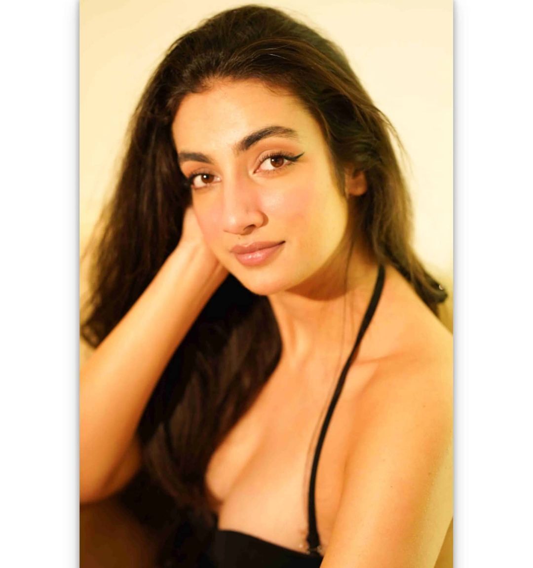 PHOTOS : டைட் டாப்பில் கூலாக போஸ் கொடுத்த ஷெர்லின் சேத்.. அசத்தலான லேட்டஸ்ட் க்ளிக்ஸ் இதோ ...