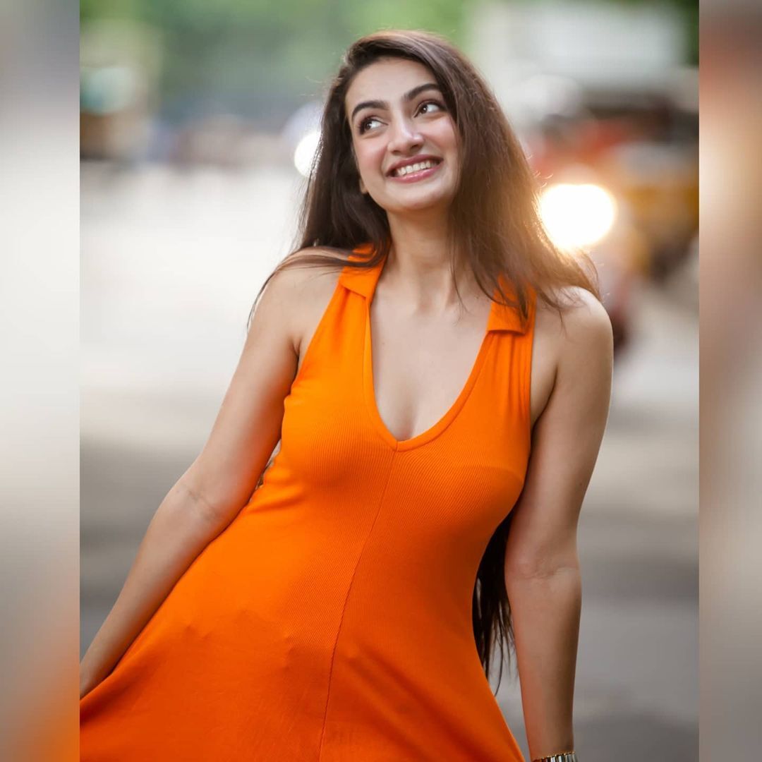 PHOTOS : டைட் டாப்பில் கூலாக போஸ் கொடுத்த ஷெர்லின் சேத்.. அசத்தலான ...