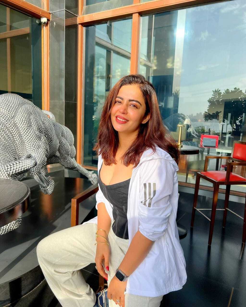 PHOTOS : டைட் டாப்பில் ரசிகர்களை ஈர்க்கும் நேகா பெண்ட்சே ...