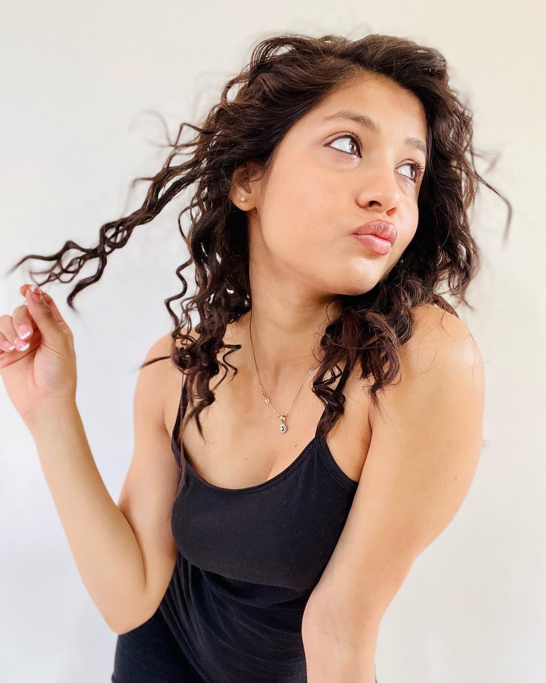 photos : ப்பா.. அப்படியொரு அழகில் ரசிகர்களை ஈர்க்கும் சாக்ஷி ஸ்ரீவாஸ் ...