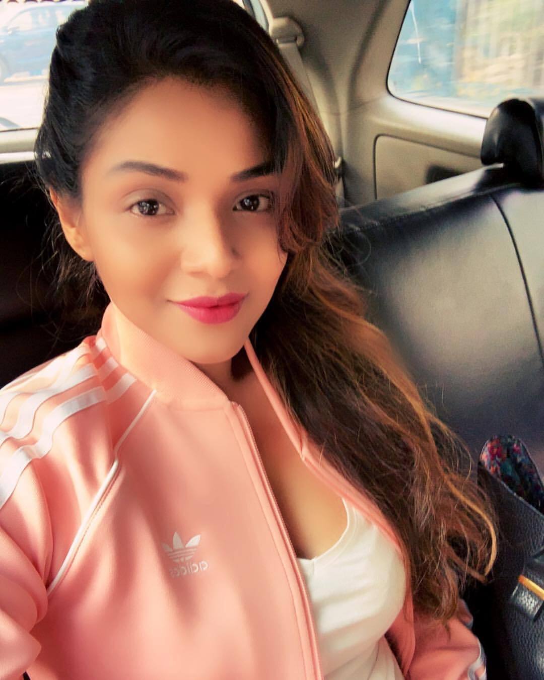 photos : பேண்ட் எங்கம்மா.. குட்டி உடையில் ஆளை மயக்கும் அருணிமா கோஷ்.. கலக்கலான சூப்பர் பிக்ஸ் ...