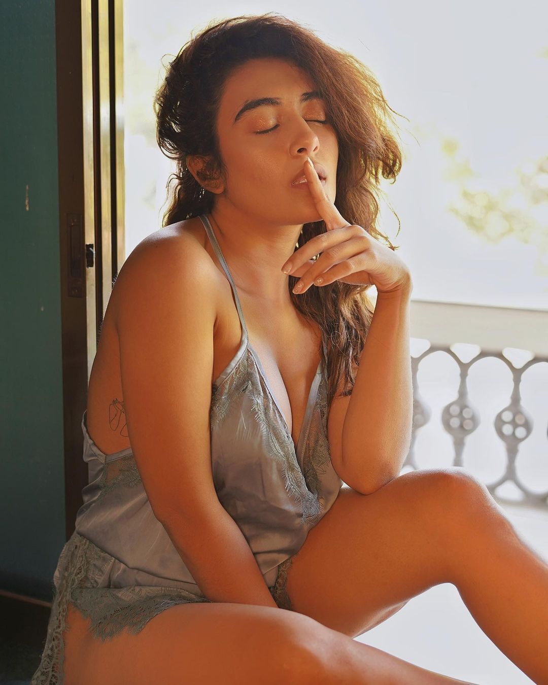 बिन ब्रा पहने जिनल जोशी ने फैंस को किया अपनी तरफ अट्रैक्ट, Photos देख खुली रह जाएंगी आंखे ...