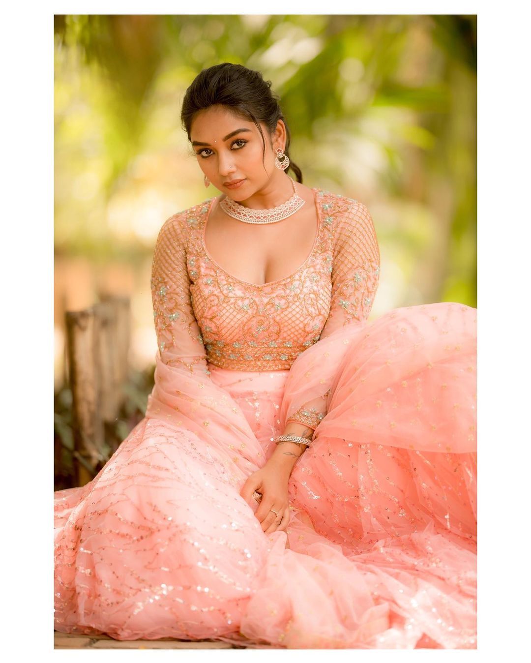 PHOTOS : "ஆள சாச்சுப்புட்டா கண்ணால"..! சைடு போஸில் மனதை சிதறடிக்கும் சீரியல் நடிகை ப்ரீத்தி ...