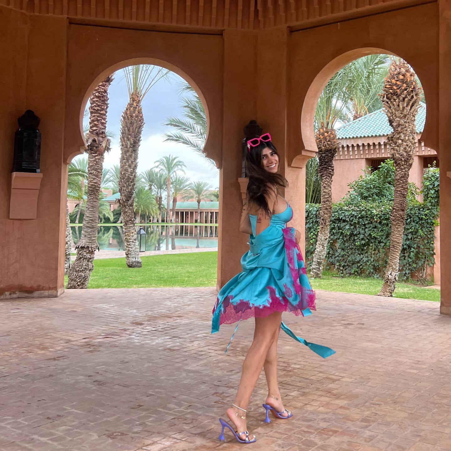 PHOTOS : பிங்க் நிற உடையில் மியா கலிஃபா.. ஏங்கவைக்கும் கலக்கல் பிக்ஸ் ...