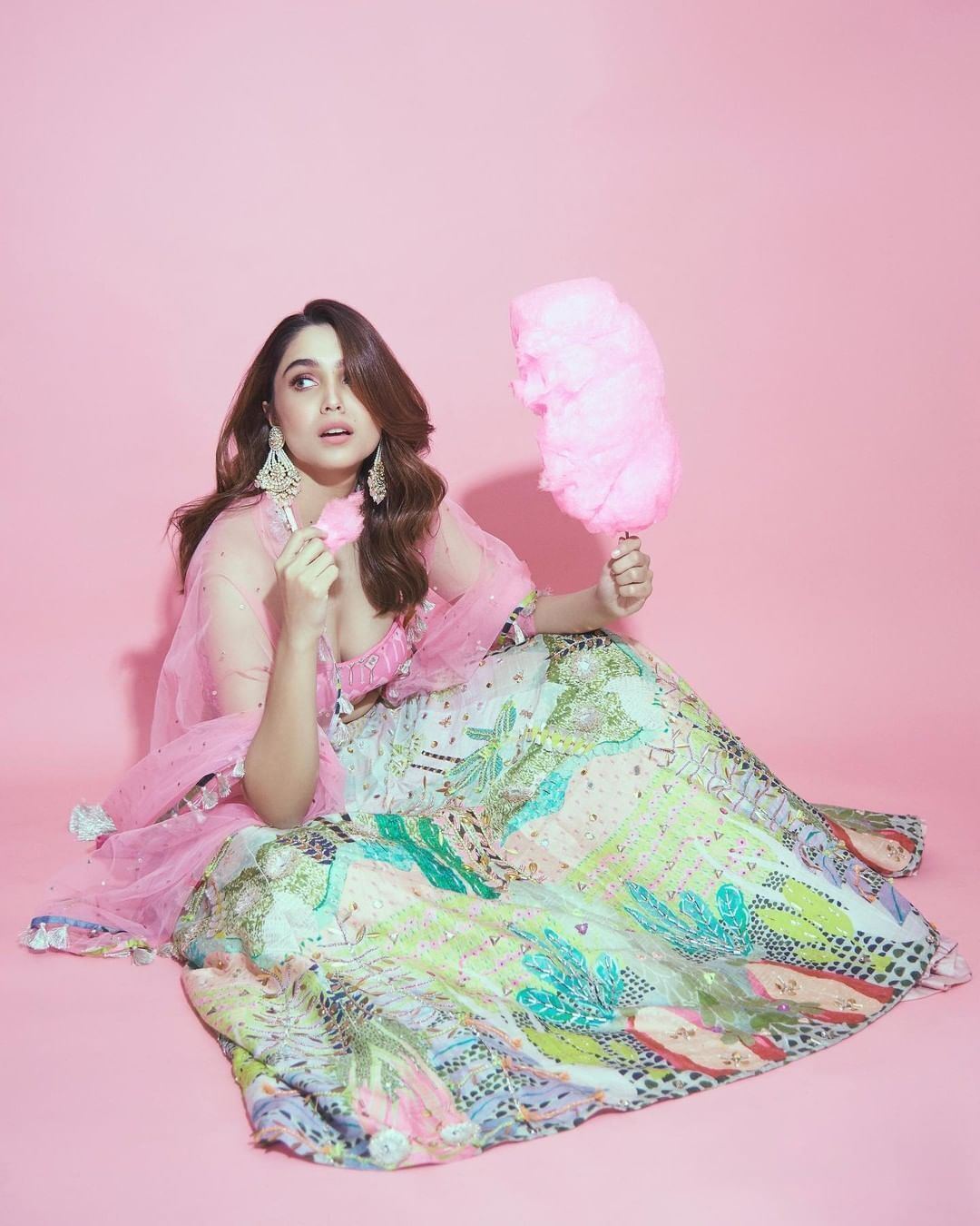 Sharvari Wagh Photos: फोटोशूट के लिए बोल्ड हुईं शरवरी वाघ, थाई स्लिट ...