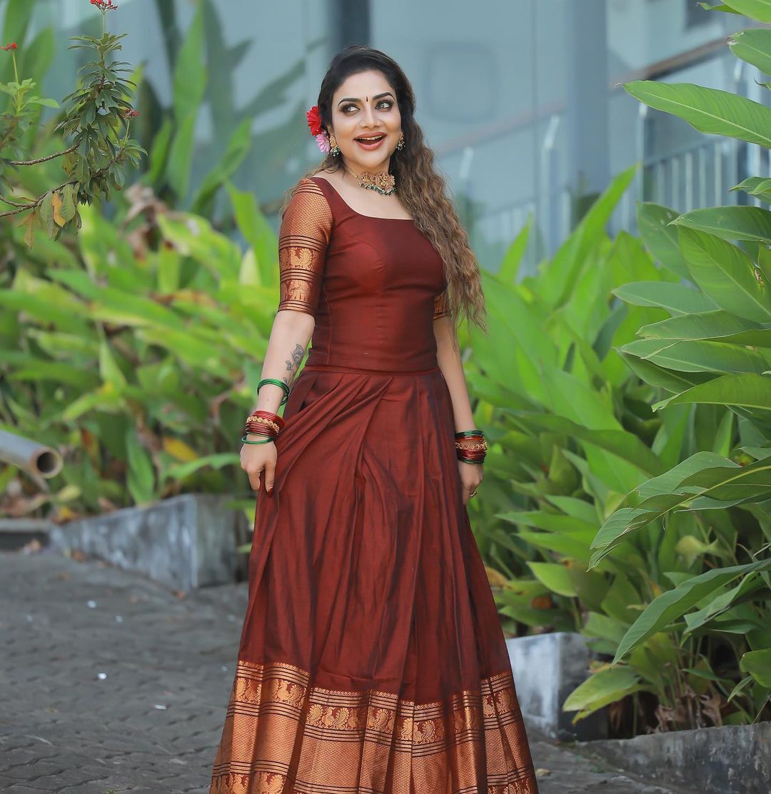 Rimi Tomy: ഇങ്ങനൊക്കെ ചിരിച്ചാൽ പിന്നെ നോക്കാതിരിക്കാൻ പറ്റോ? സോഷ്യ ...