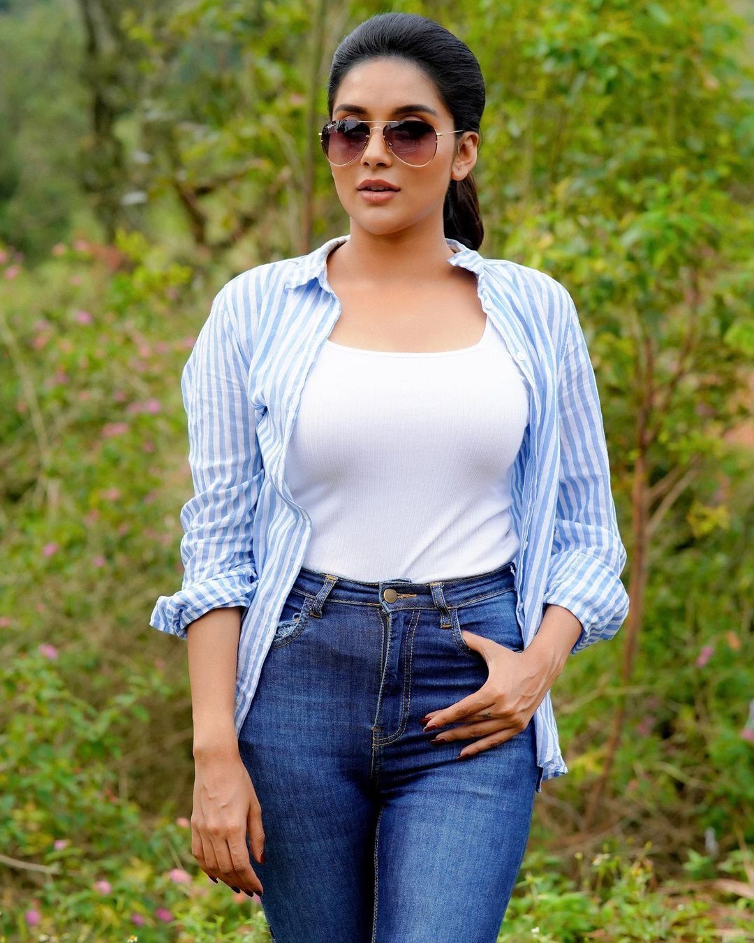 Mahima Nambiar: ഹോട്ട് റെഡിൽ സൂപ്പർ ലുക്കിൽ മഹിമ നമ്പ്യാർ... റോസ് ...