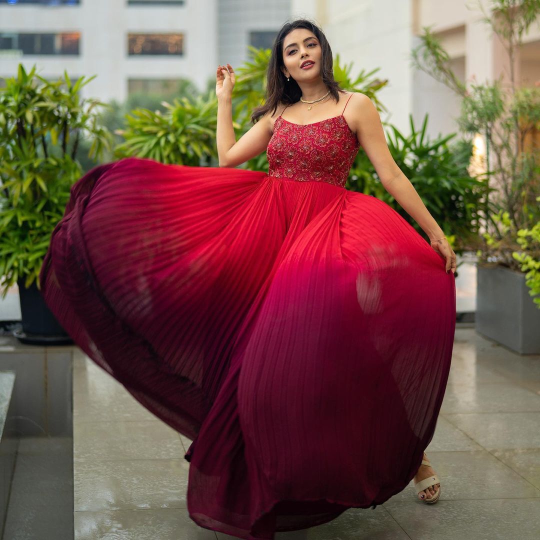 Mahima Nambiar: ഹോട്ട് റെഡിൽ സൂപ്പർ ലുക്കിൽ മഹിമ നമ്പ്യാർ... റോസ് ...