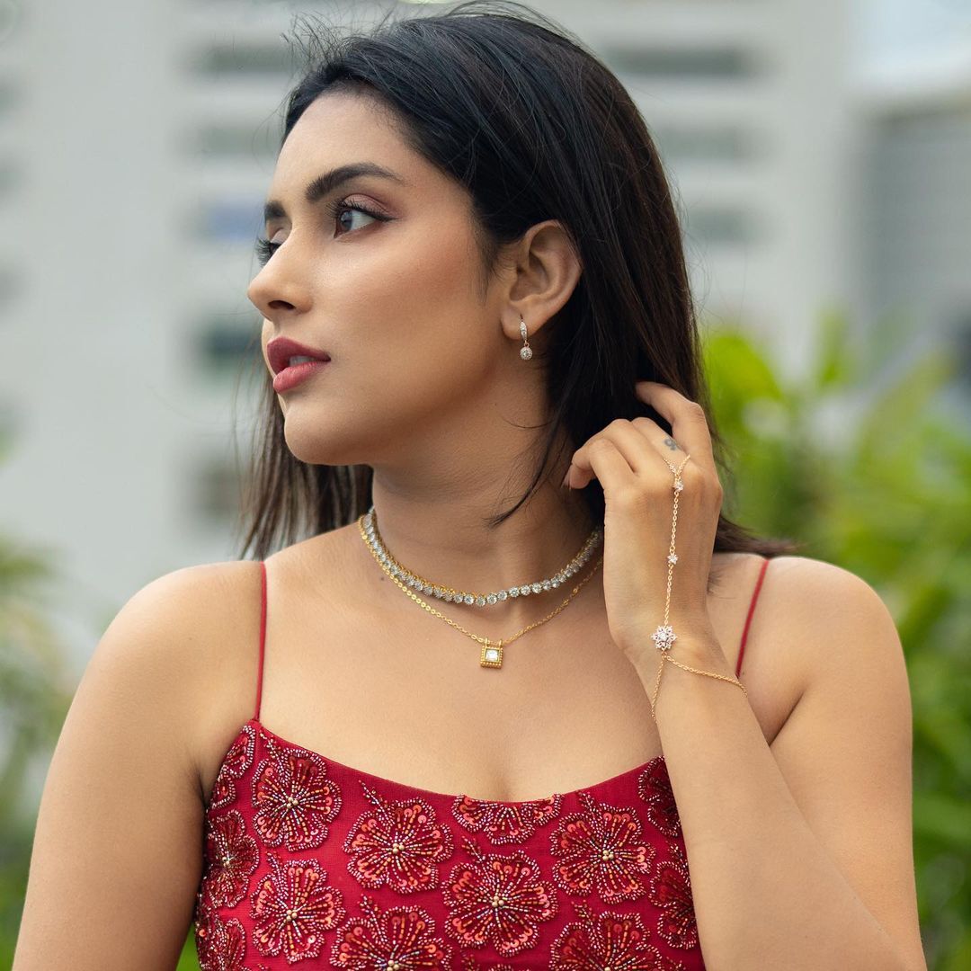 Mahima Nambiar: ഹോട്ട് റെഡിൽ സൂപ്പർ ലുക്കിൽ മഹിമ നമ്പ്യാർ... റോസ് ...