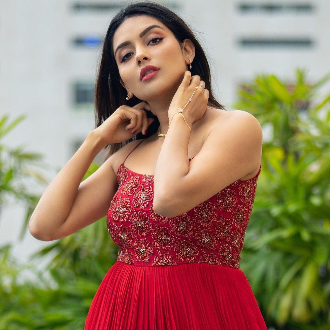 Mahima Nambiar: ഹോട്ട് റെഡിൽ സൂപ്പർ ലുക്കിൽ മഹിമ നമ്പ്യാർ... റോസ് ...