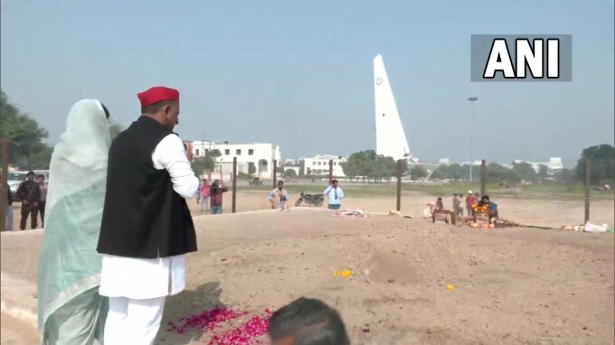 SP Party Chief Akhilesh Yadav Pays Tribute To Late Mulayam Singh Yadav ...