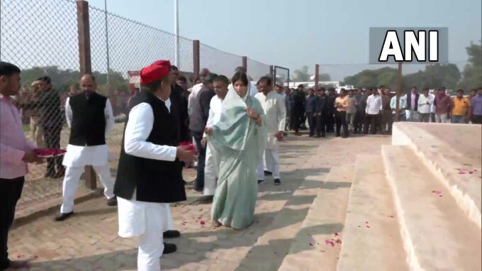 SP Party Chief Akhilesh Yadav Pays Tribute To Late Mulayam Singh Yadav ...